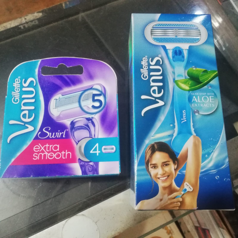 Gillette Venus Razor Glide Strip with Aloe Extracts 4 Cartridge + Razor ...